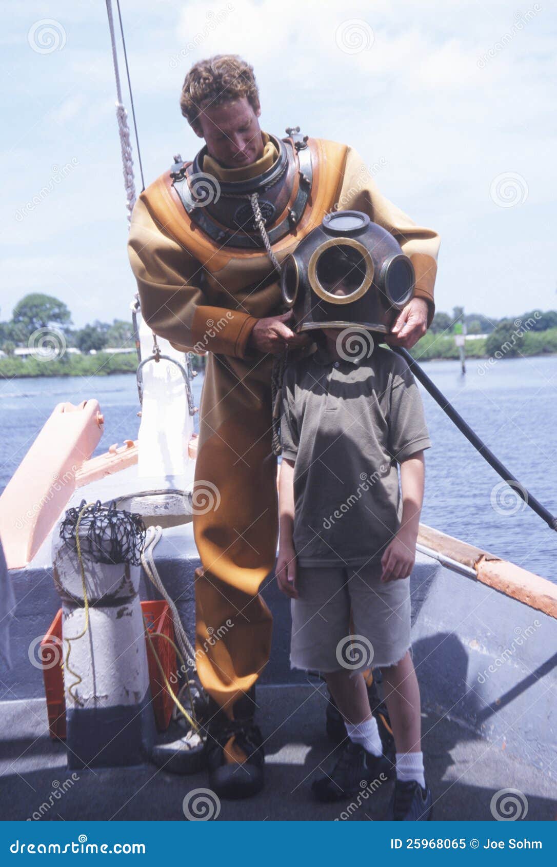 Sponge Diver Memorial Statue Editorial Image | CartoonDealer.com #56330012