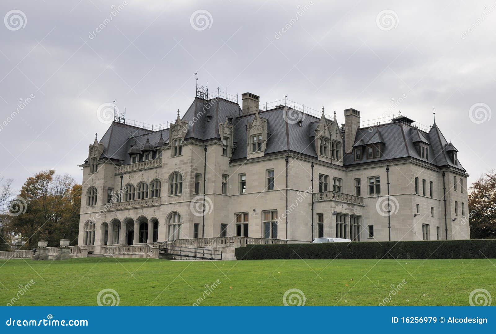 Historic Summer Mansion editorial stock image. Image of clouds - 16256979