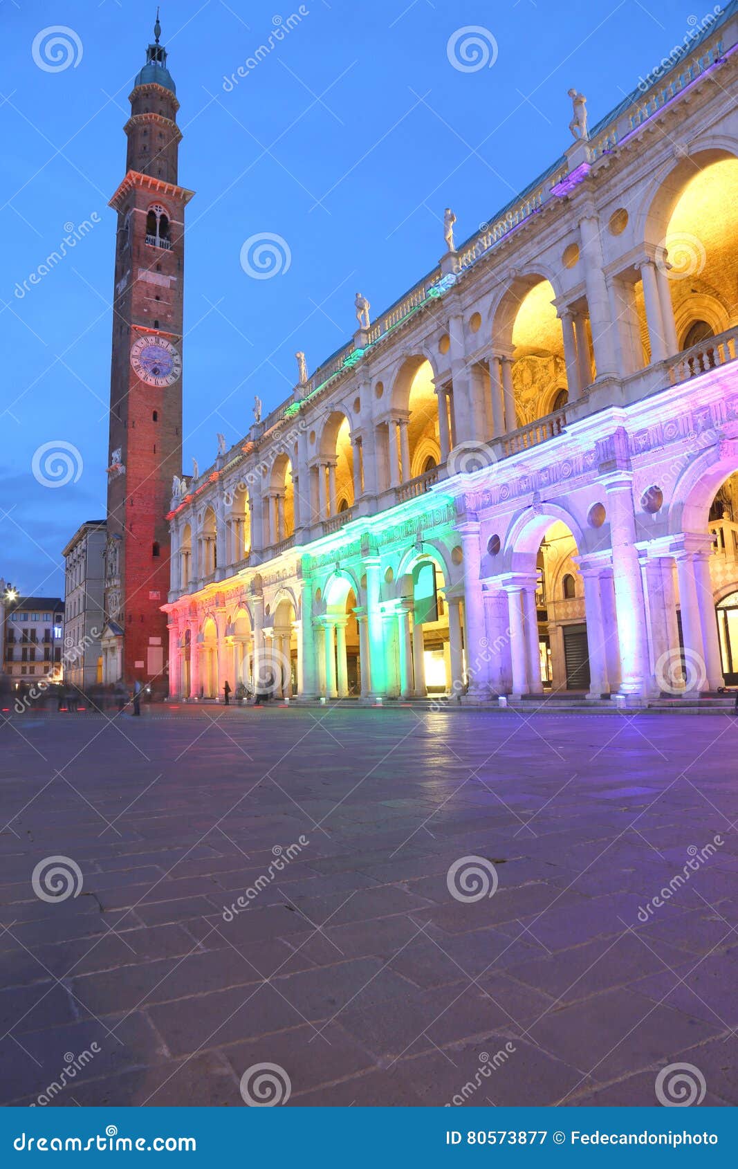Historisch Monument Met Multi-colored Lichten in De Historische Stad ...