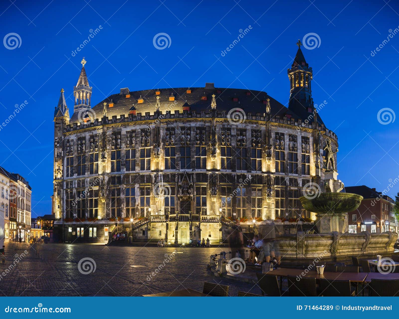Historische Stad Hall at Night Panorama, Aken Stock Afbeelding - Image ...