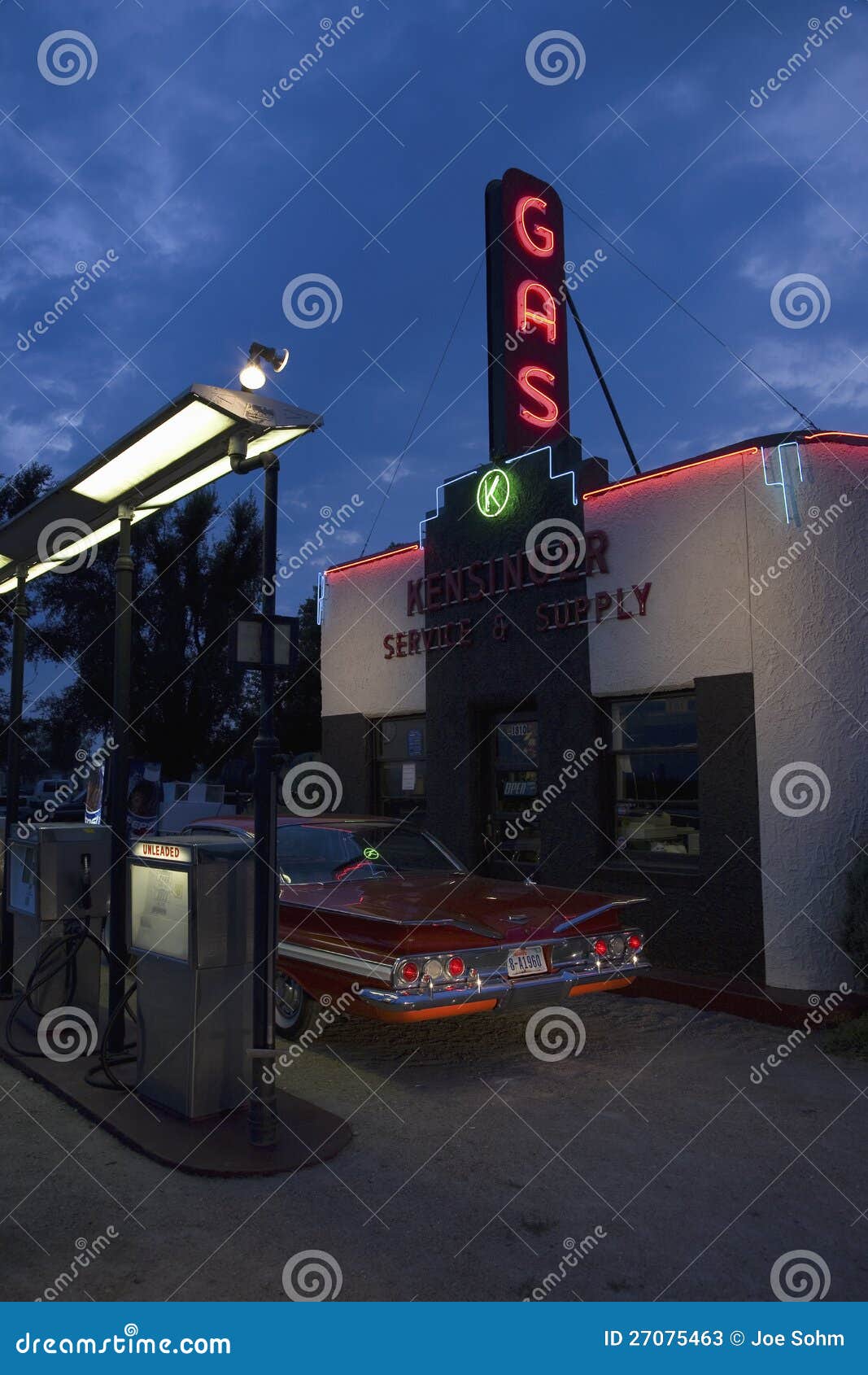 Historische Tankstelle redaktionelles stockfoto. Bild von neon - 27075463