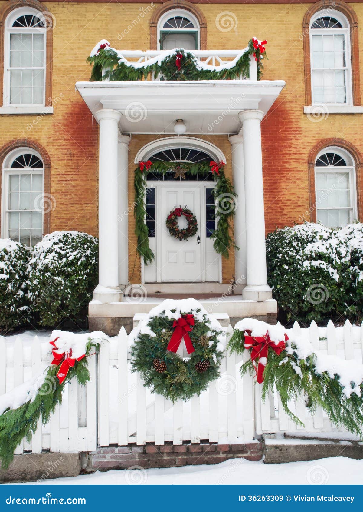 Historiskt hem med julpynt fotografering för bildbyråer. Bild av ...