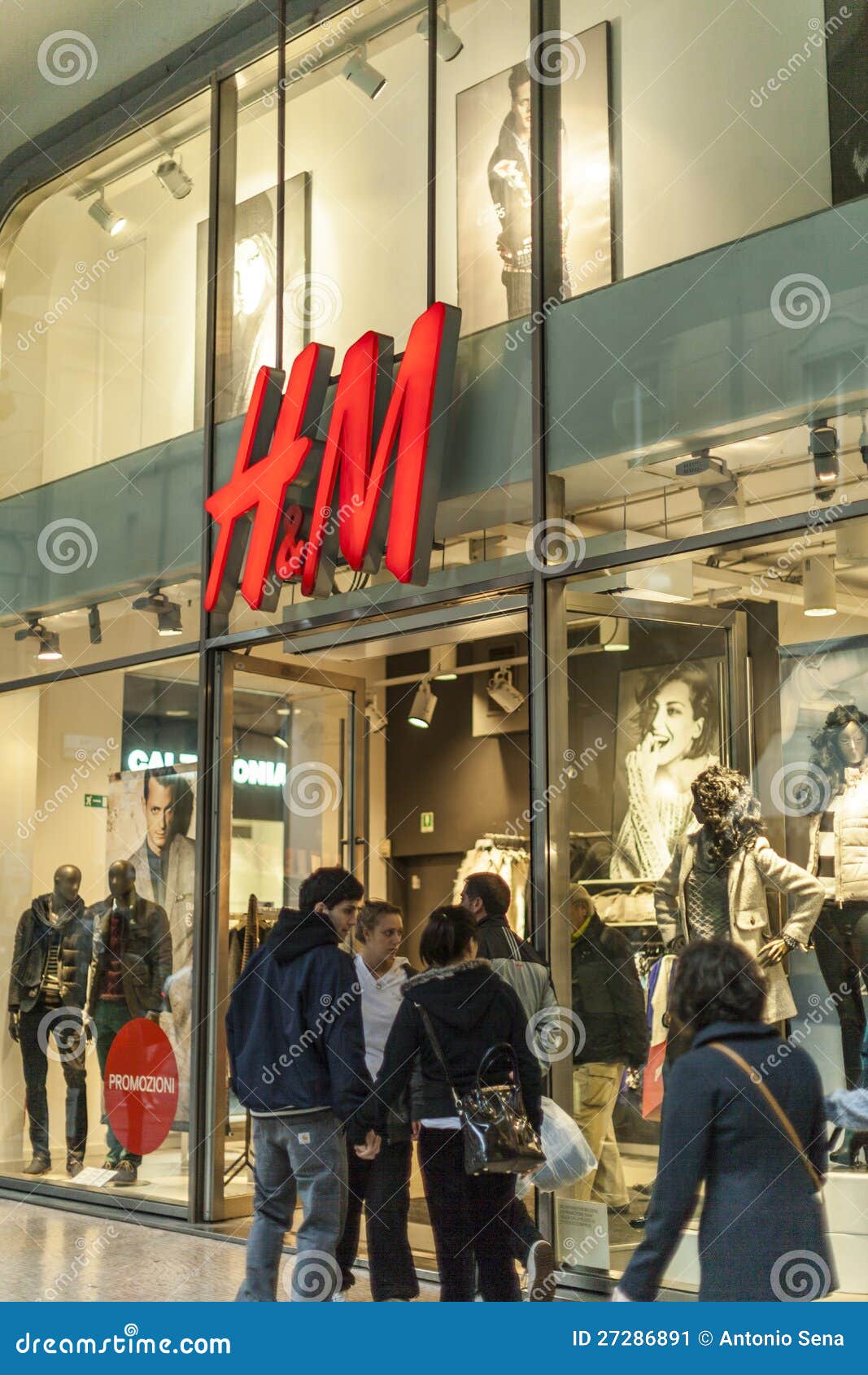 Hm store in bologna editorial photo. Image of customer - 27286891