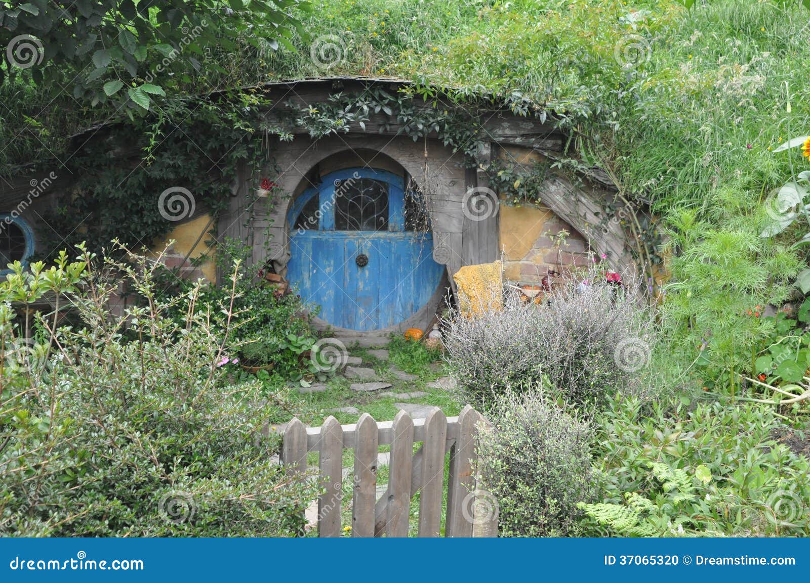 Hobbit-Haus redaktionelles bild. Bild von häuschen, sommer - 37065320