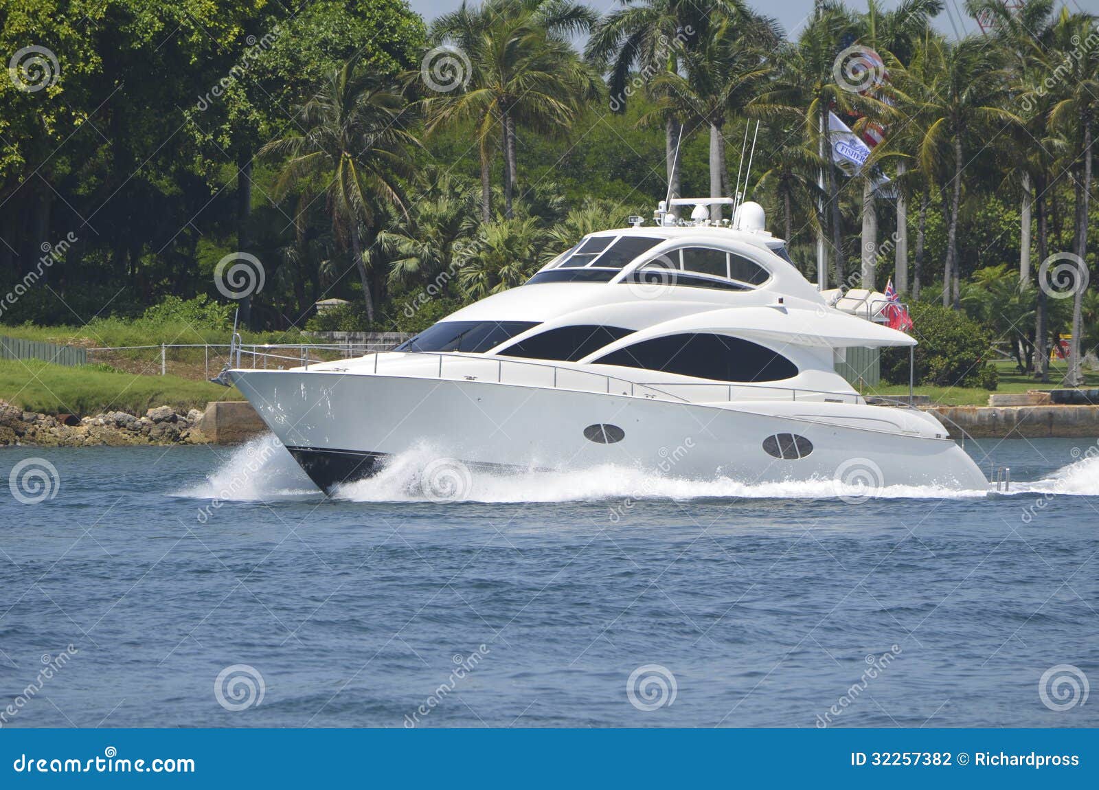 Hochwertiges Sport-Fischerboot Stockfoto - Bild von miami, sport: 32257382