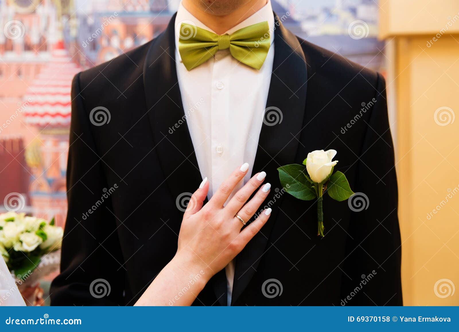 Hochzeitsboutonniere Und -hand Mit Ringen Stockfoto - Bild von ...