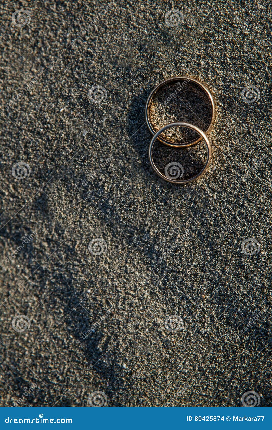 Hochzeitsringe Auf Dem Strand Stockfoto - Bild von symbol, gold: 80425874