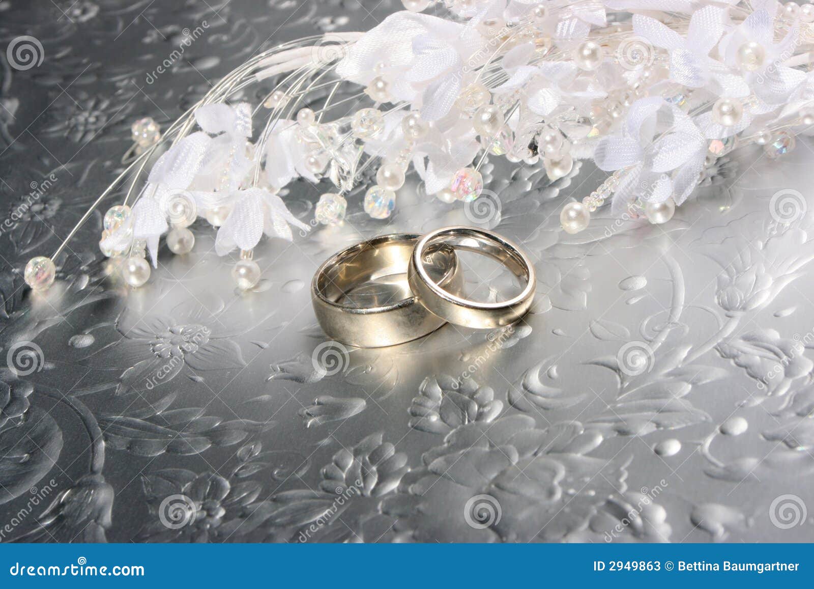 Hochzeitsringe Auf Silbernem Hintergrund Stockbild - Bild von liebe ...