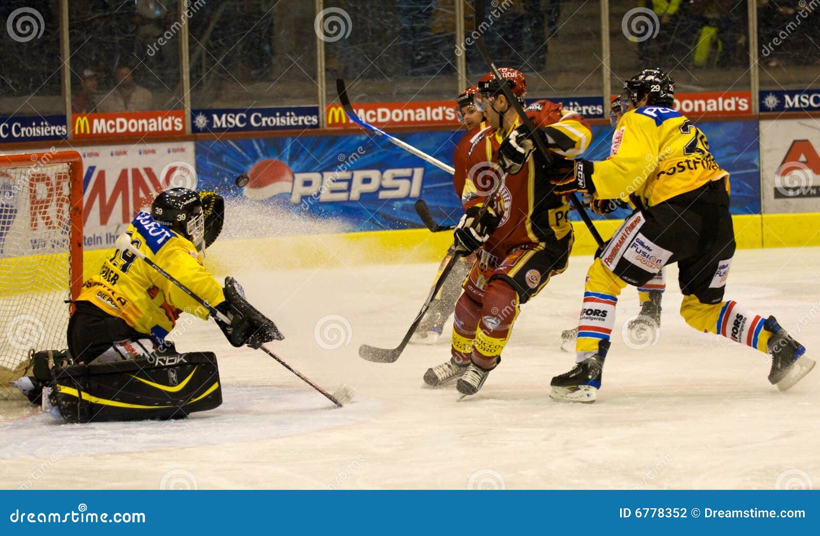 Hockey sur glace photographie éditorial. Image du croix - 6778352