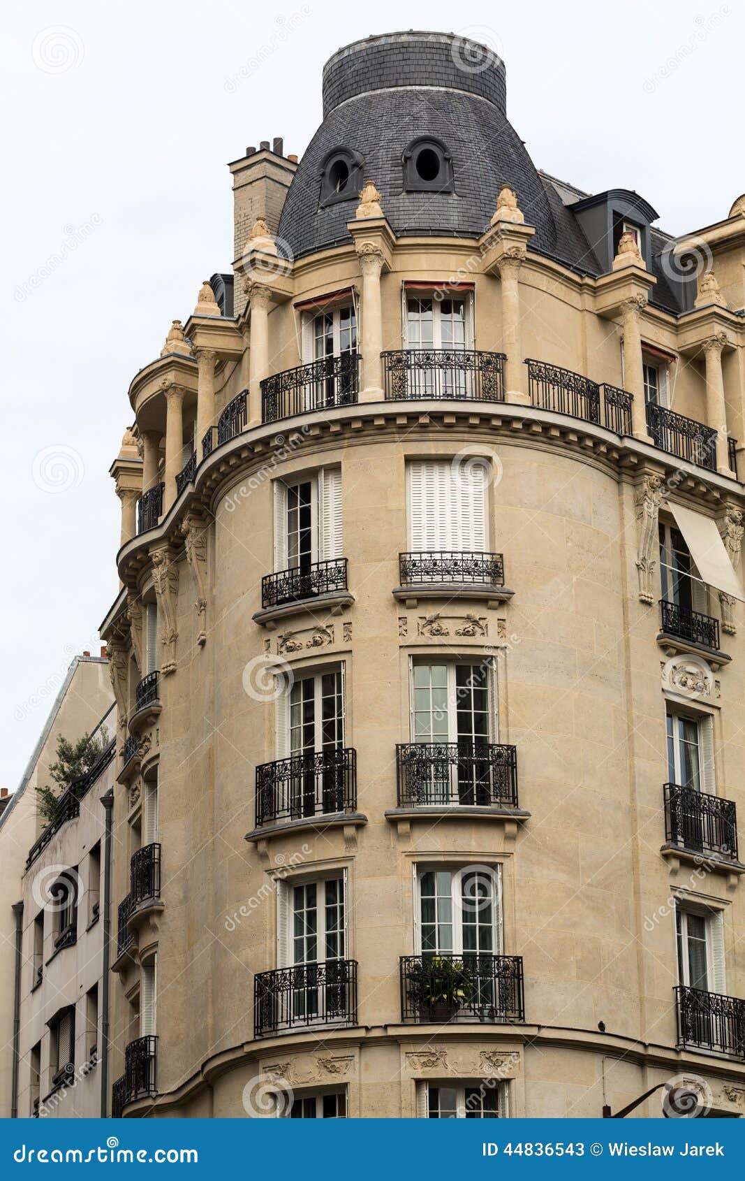 Hoek Van Van Typisch Huis Met Balkon in Parijs, Redactionele Stock Foto ...