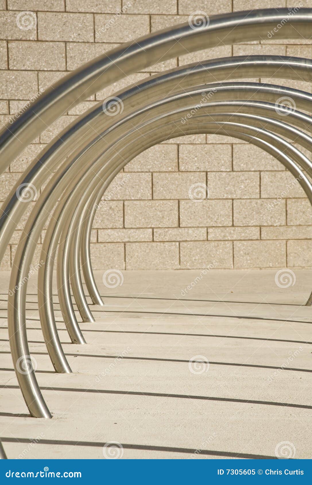 Hoepels stock afbeelding. Image of tribune, schaduw, metaal - 7305605