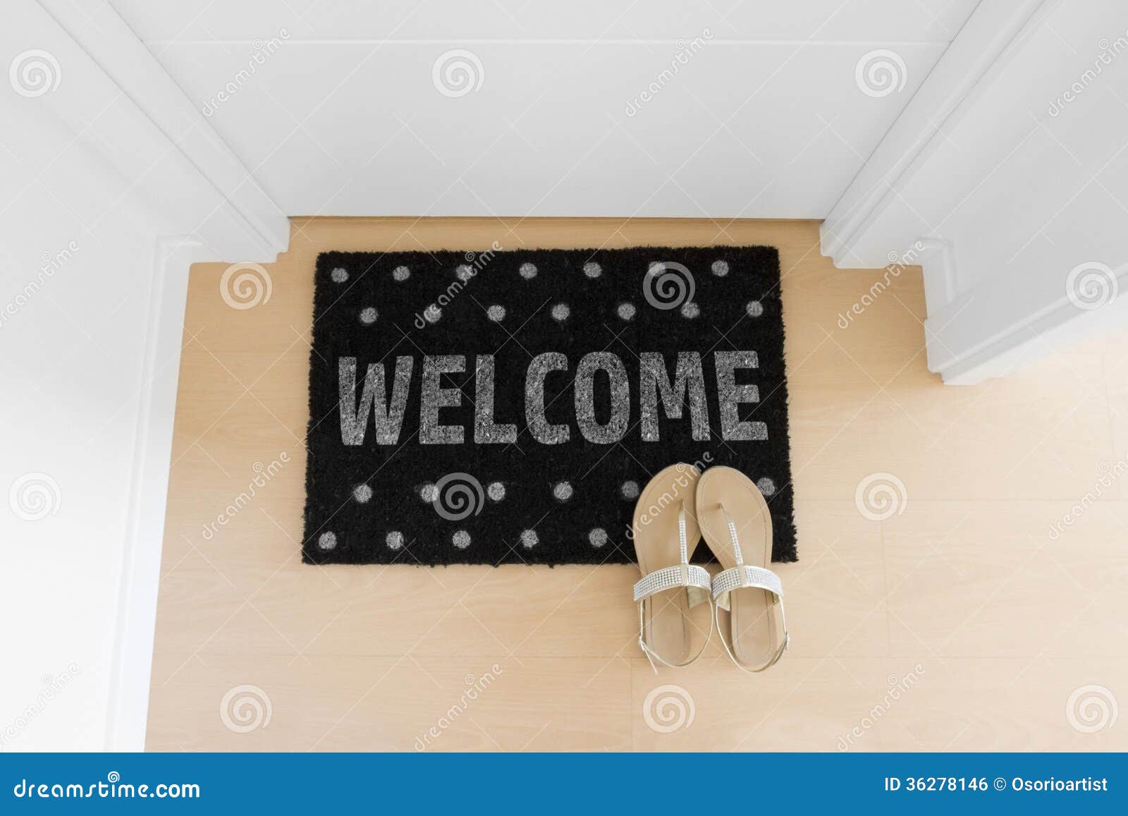 Hogar Agradable En La Estera Negra Foto de archivo - Imagen de umbral ...