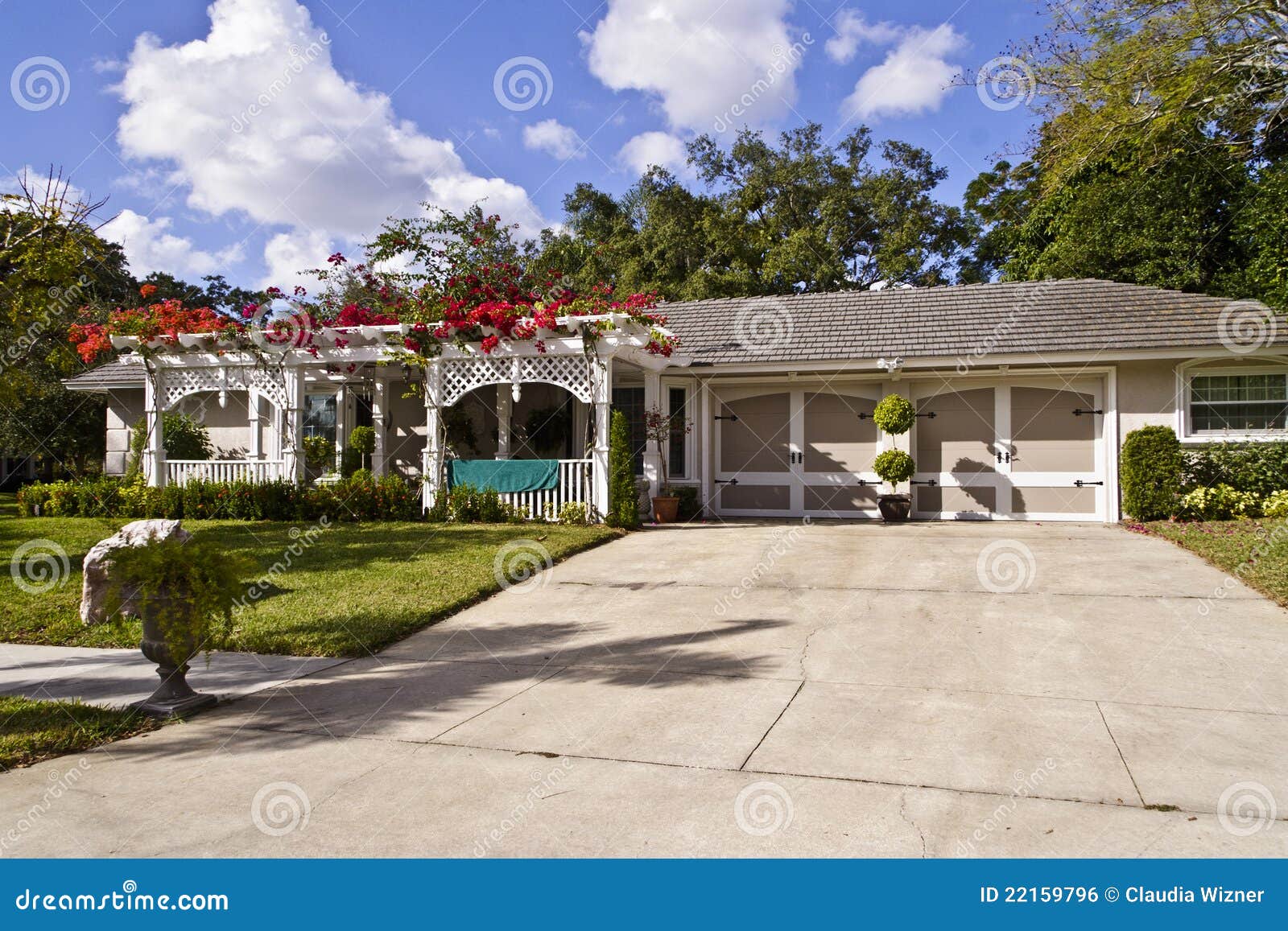 Hogar cómodo foto de archivo. Imagen de fachada, ramo - 22159796