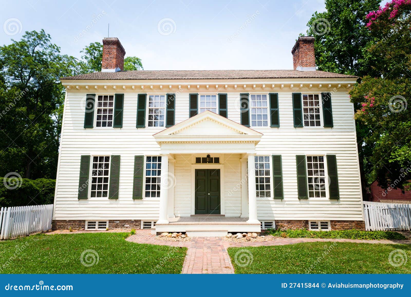 Hogar Colonial Blanco Grande Del Estilo Imagen de archivo editorial ...