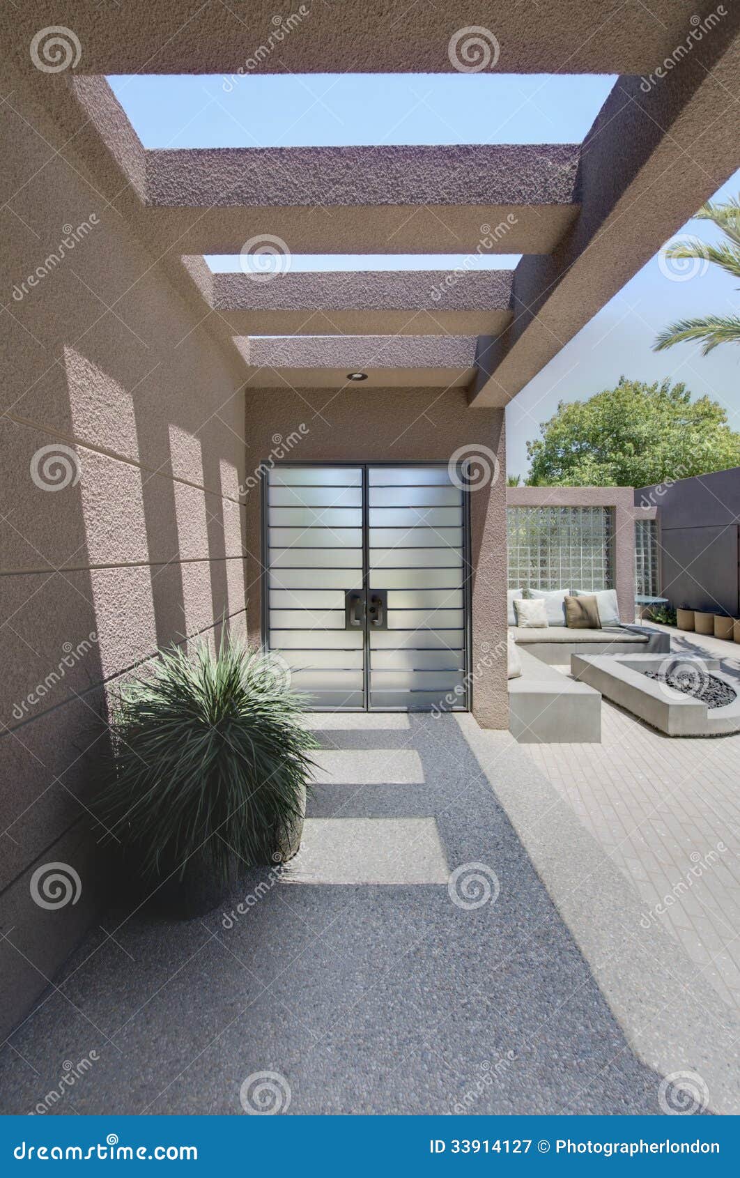 Hogar De Front Entrance with Veranda of Imagen de archivo - Imagen de ...