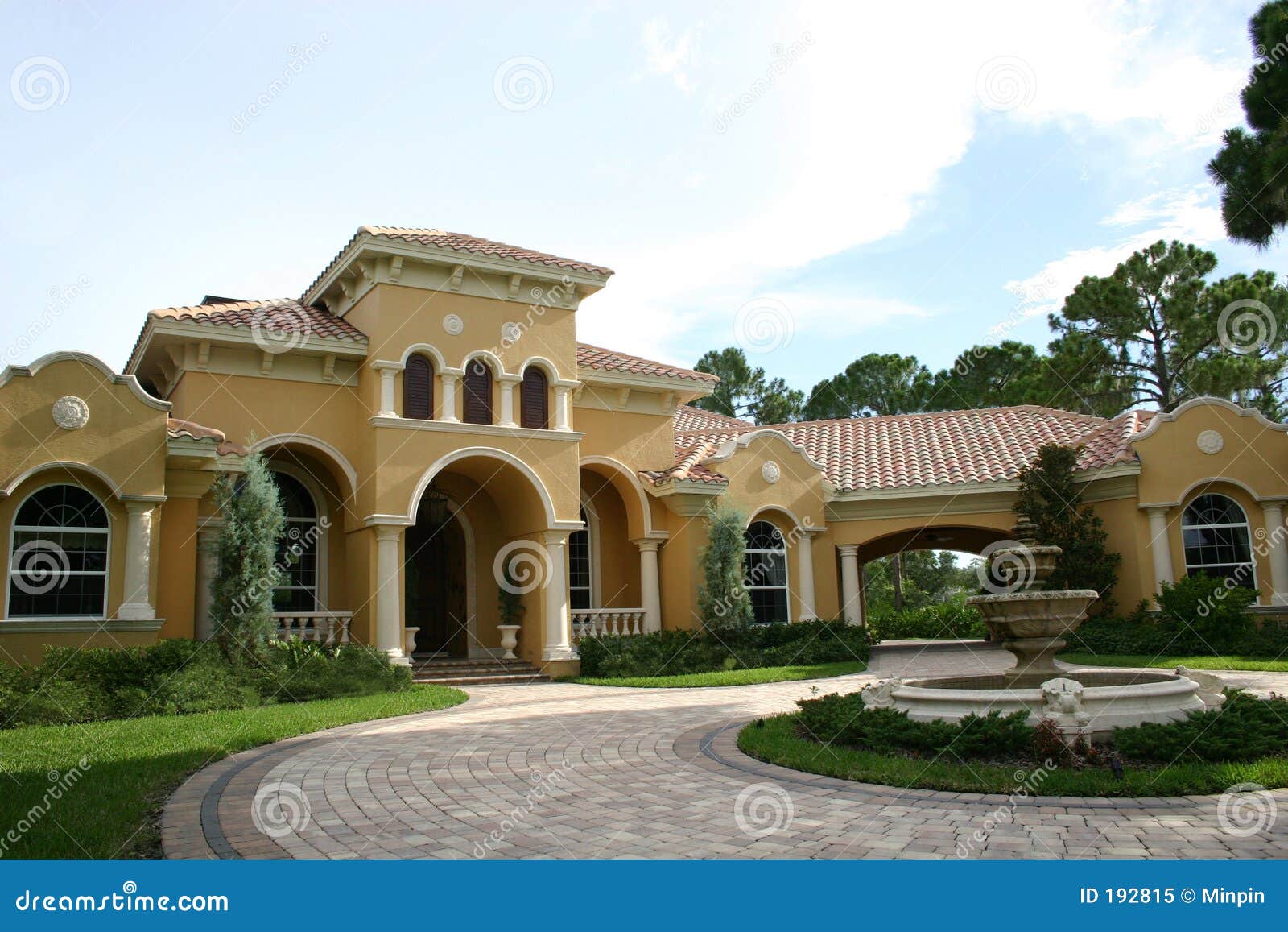 Hogar - lujoso imagen de archivo. Imagen de lujoso, garaje - 192815