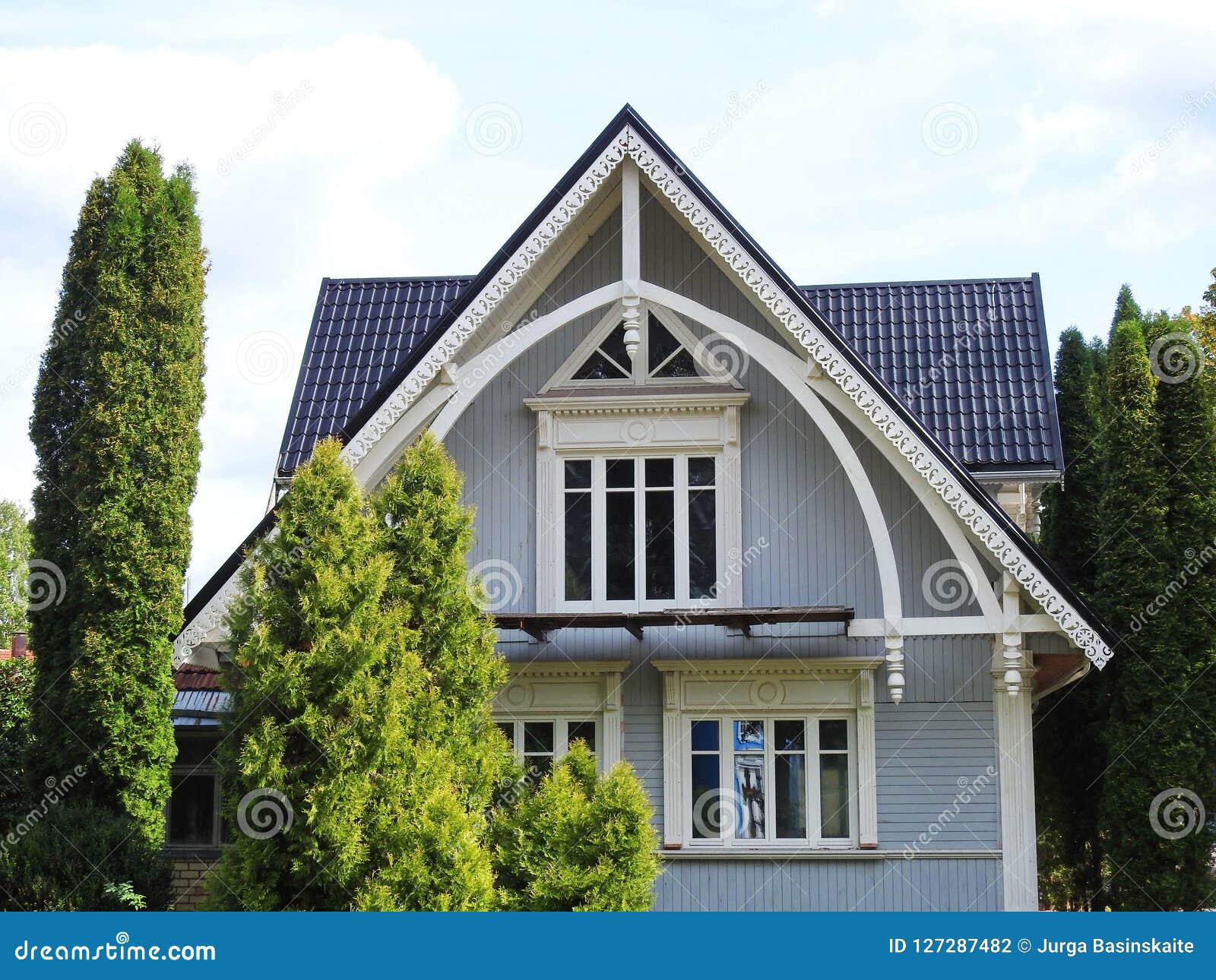 Hogar Y árboles Azules Hermosos, Lituania Foto de archivo - Imagen de ...