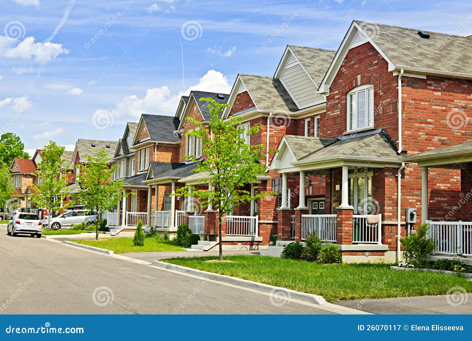 Hogares suburbanos imagen de archivo. Imagen de edificio - 26070117