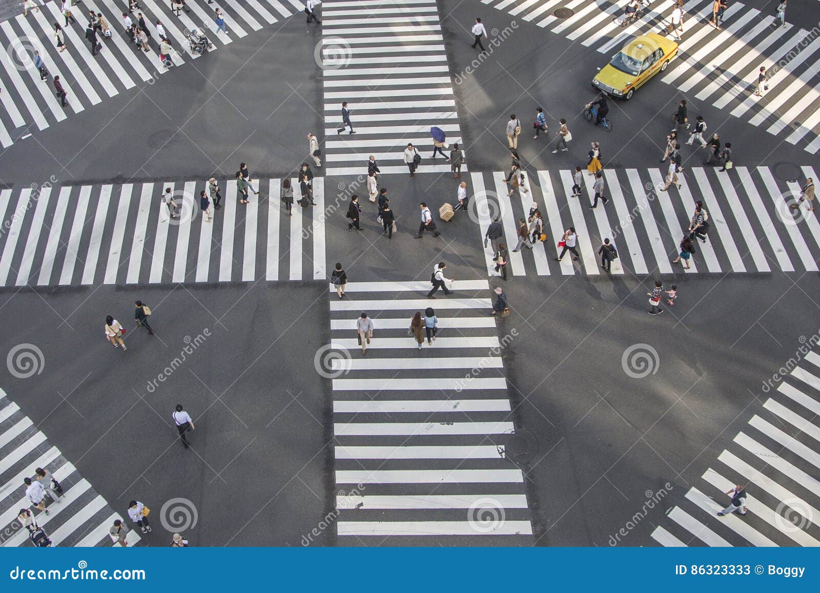 Hoge Hoek Van Mensen Over Het Zebrapad Redactionele Stock Foto - Image ...