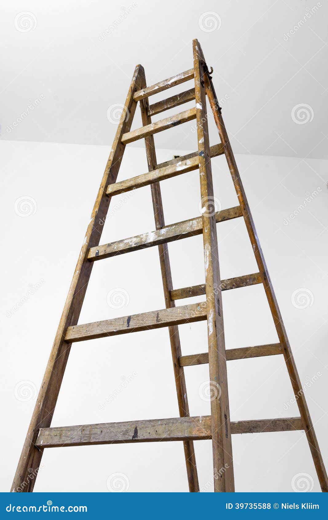 Hoge houten ladder stock foto. Image of hulpmiddel, ladders - 39735588