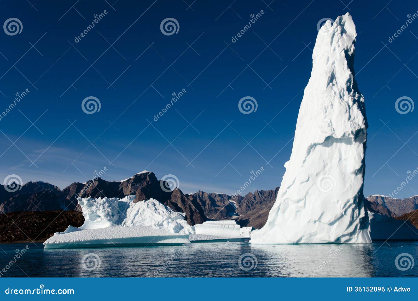 Hoge ijsberg stock foto. Image of ijsberg, bevroren, gletsjer - 36152096