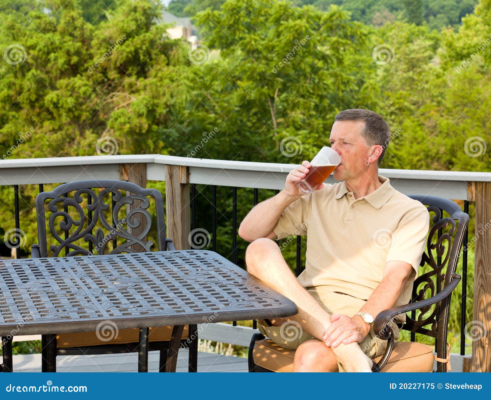 Hoger Mens Het Drinken Bier in Tuin Stock Afbeelding - Image of drinken ...