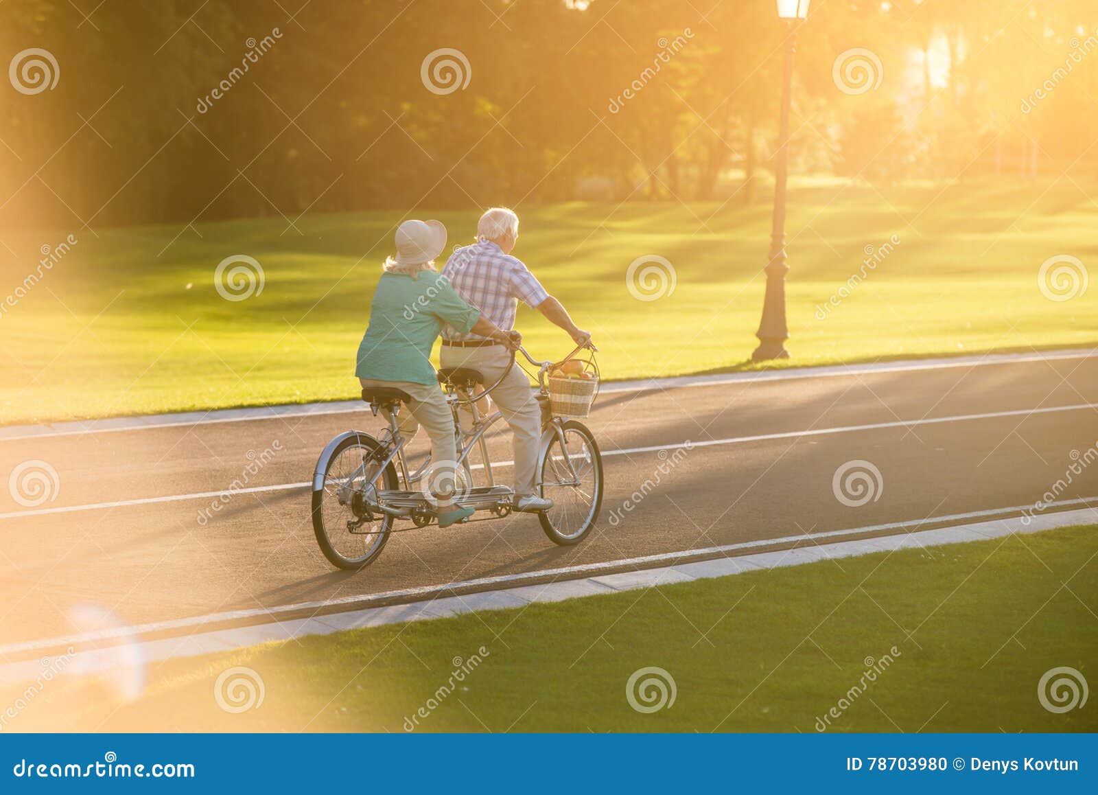 Hoger Paar Die Fiets Achter Elkaar Berijden Stock Foto - Image of ...