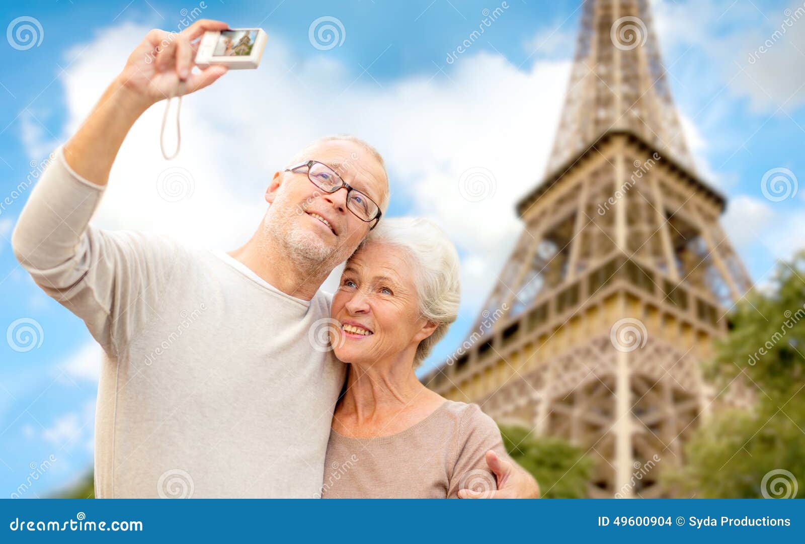 Hoger Paar Met Camera Over De Toren Van Eiffel Stock Foto - Image of ...