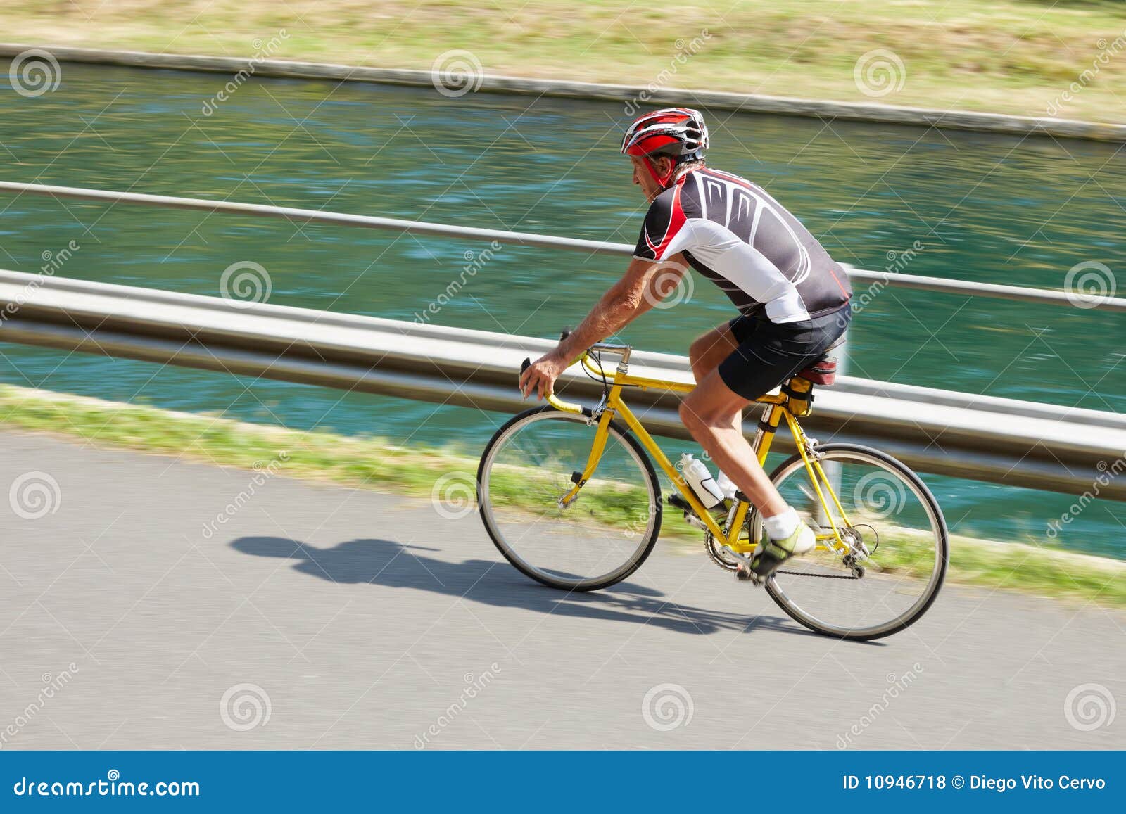 Hogere fietser stock foto. Image of fietsen, actief, volwassenen - 10946718