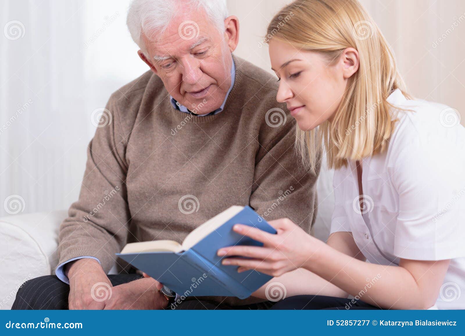 Hogere mens en verzorger stock afbeelding. Image of zitting - 52857277