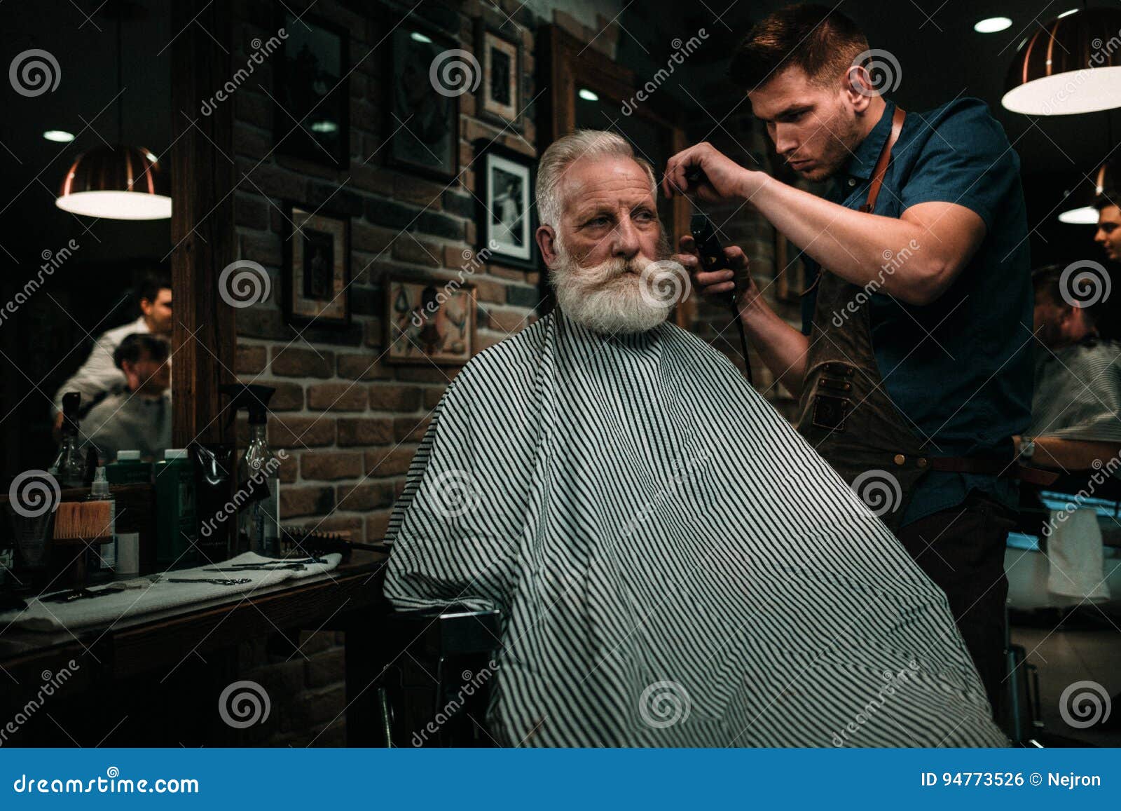 Hogere Mensen Bezoekende Herenkapper in Kapperswinkel Stock Foto ...