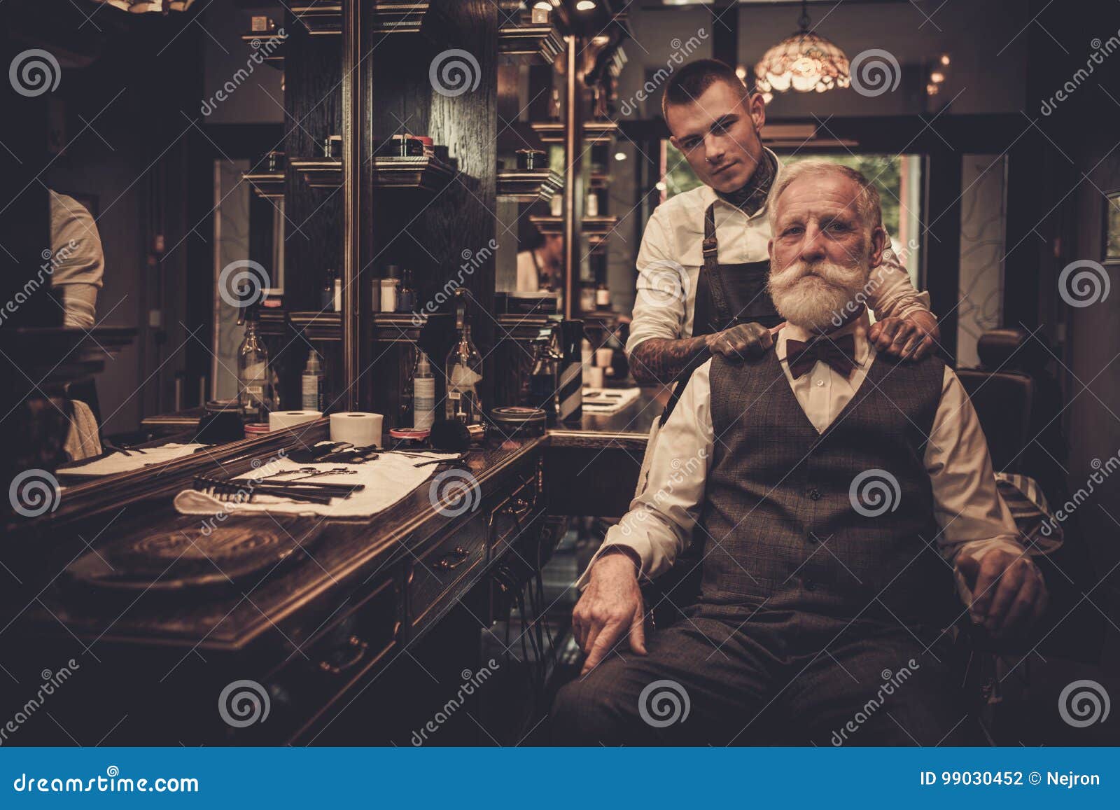 Hogere Mensen Bezoekende Herenkapper in Kapperswinkel Stock Foto ...