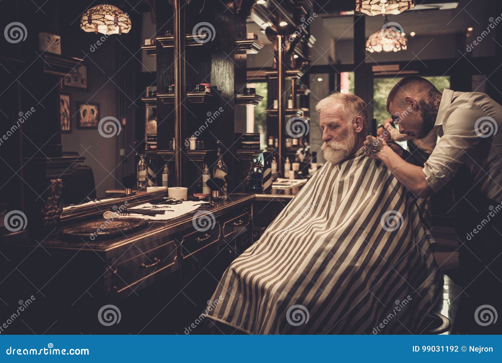 Hogere Mensen Bezoekende Herenkapper in Kapperswinkel Stock Foto ...