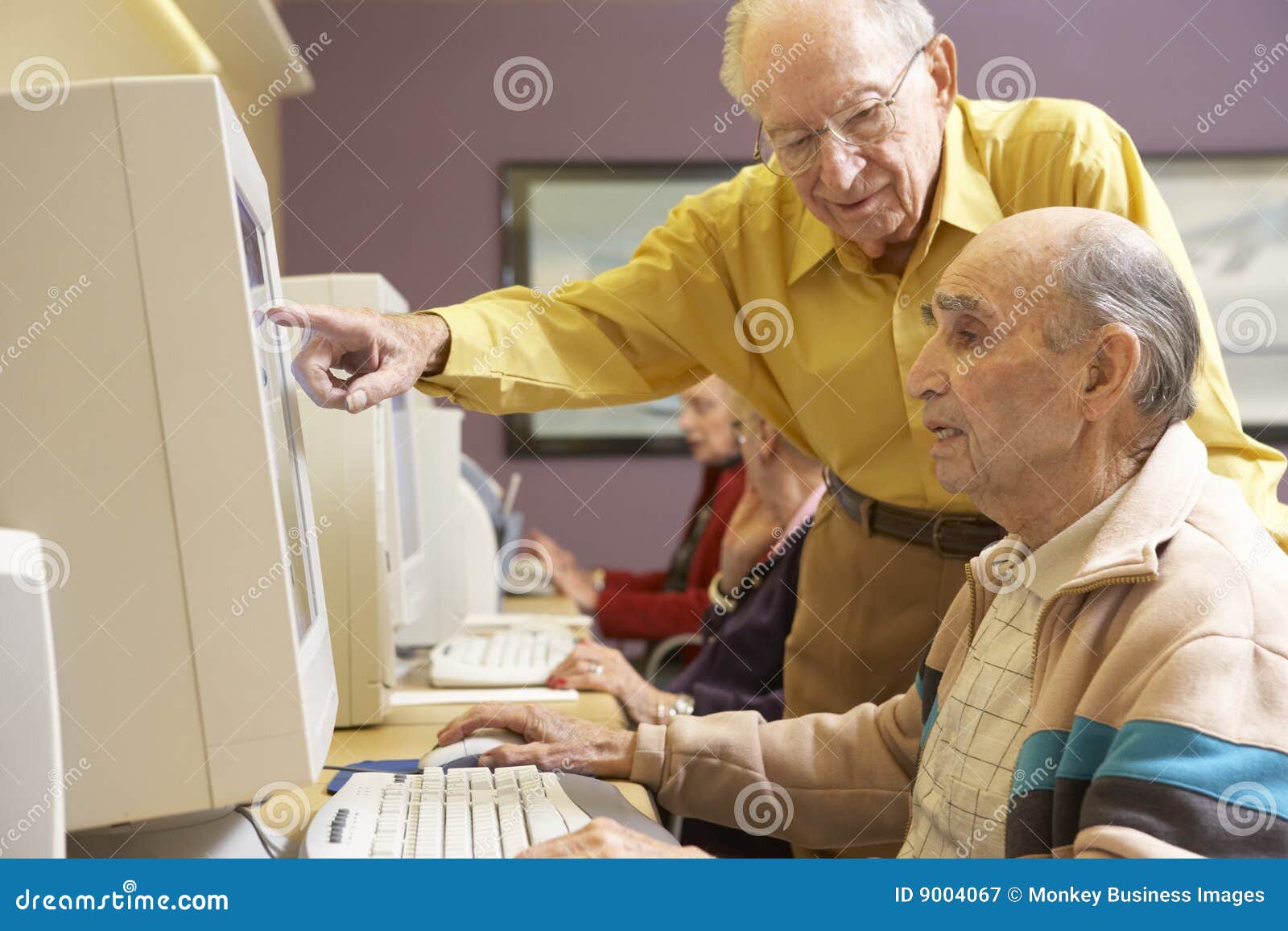 Hogere Mensen Die Computer Met Behulp Van Stock Afbeelding - Image of ...