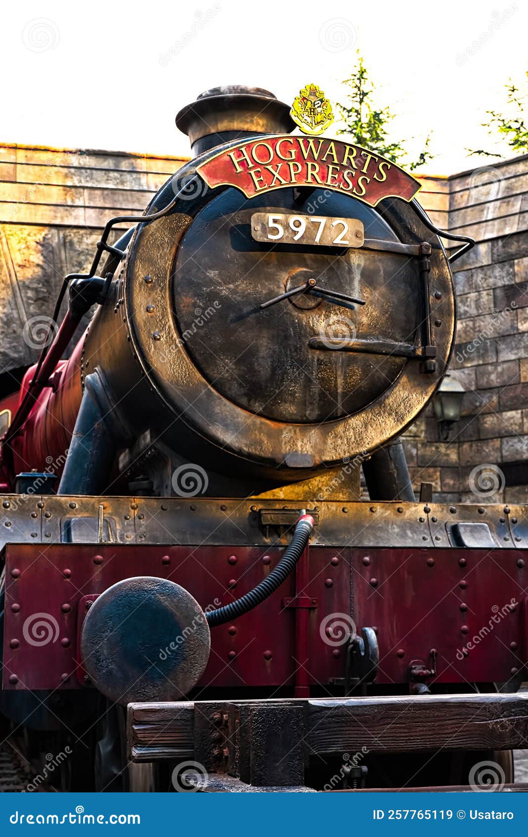 The Hogwarts Express Train at the Wizarding World of Harry Potter in ...