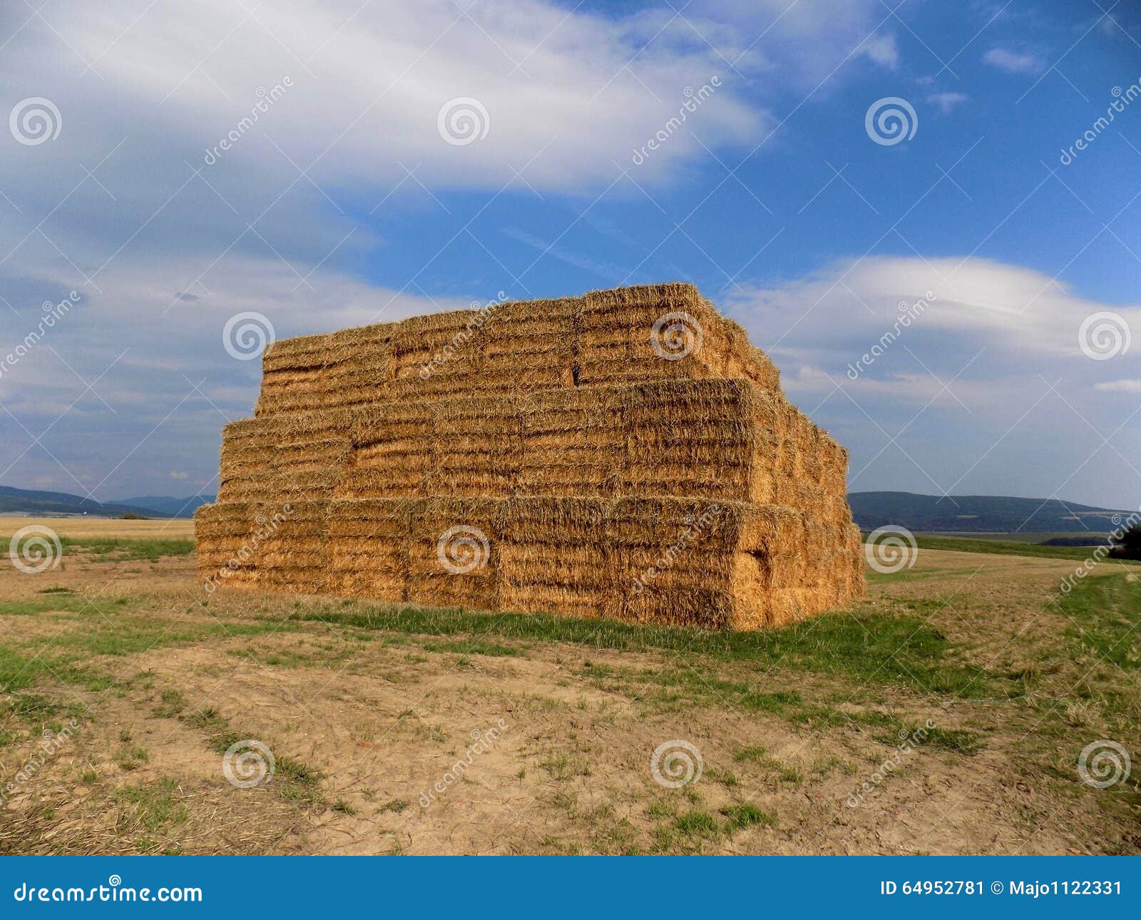 Hoher Stapel Von Heuballen Auf Feld Stockbild - Bild von stroh ...