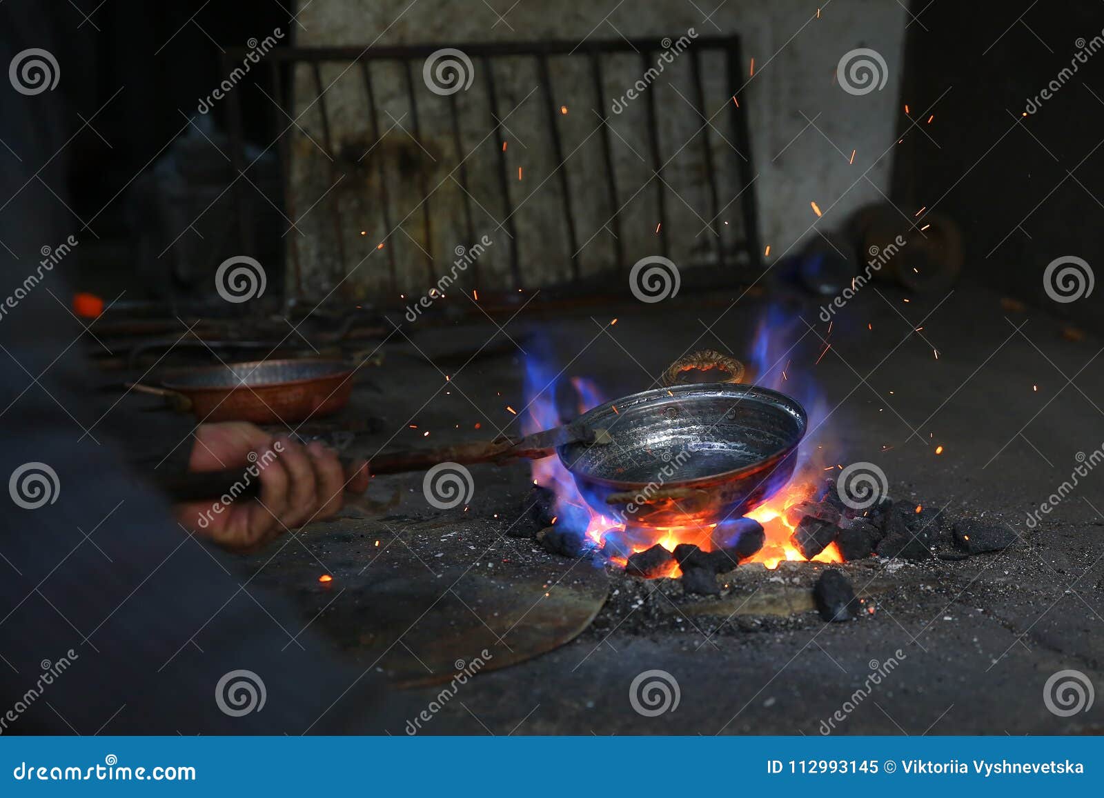 Hojalatero O Calderero Turco Tradicional Imagen de archivo - Imagen de ...