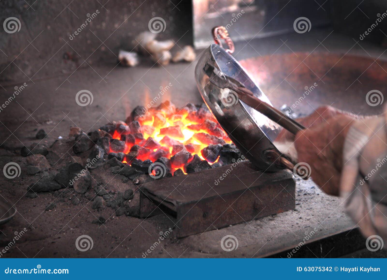 Hojalatero O Calderero Turco Tradicional Foto de archivo - Imagen de ...