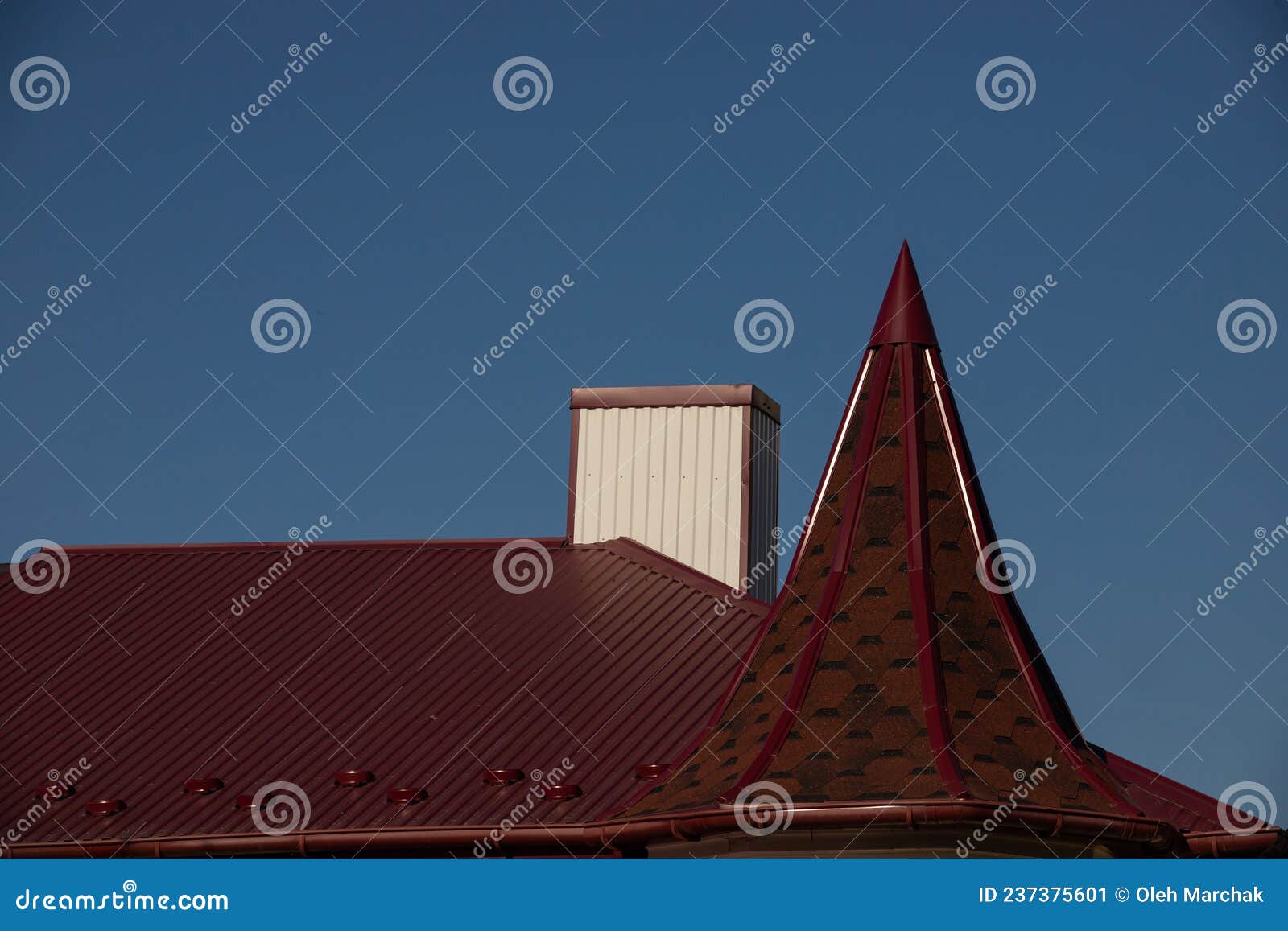 Hojas De Metal De Techo. Materiales Modernos De Tejado Imagen de ...