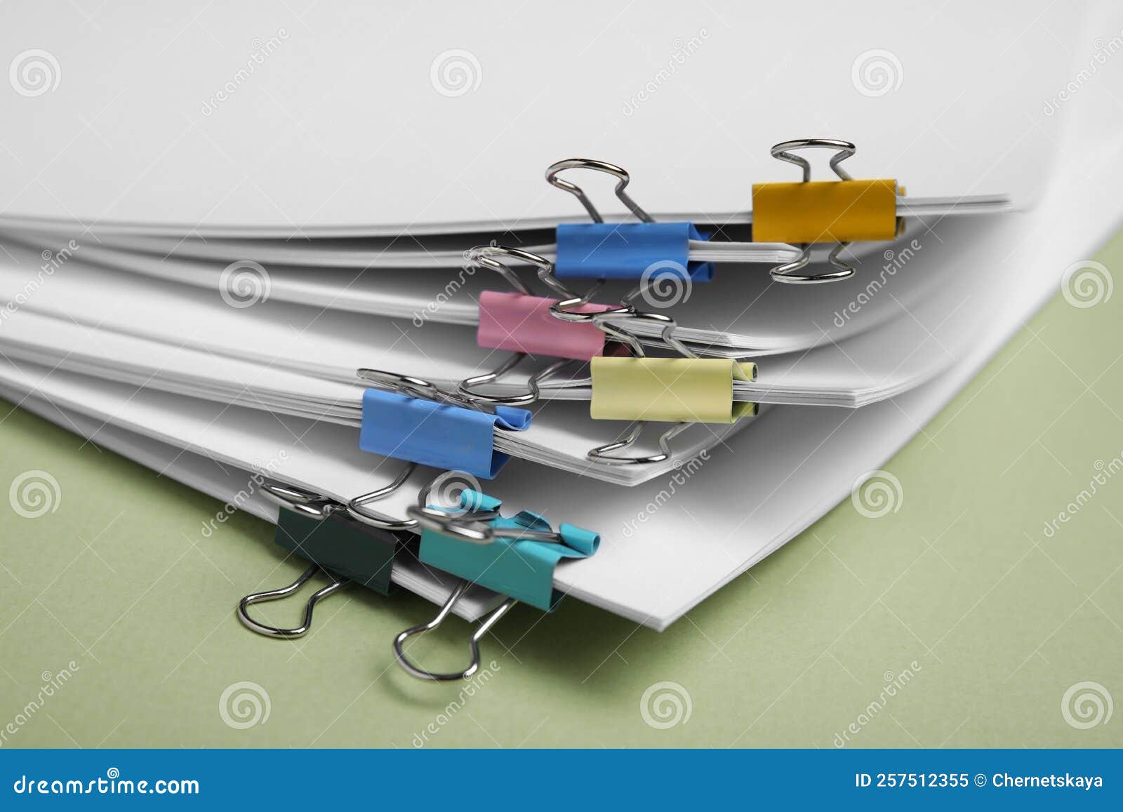 Hojas De Papel Con Clips Sobre Fondo Verde Claro Imagen de archivo ...