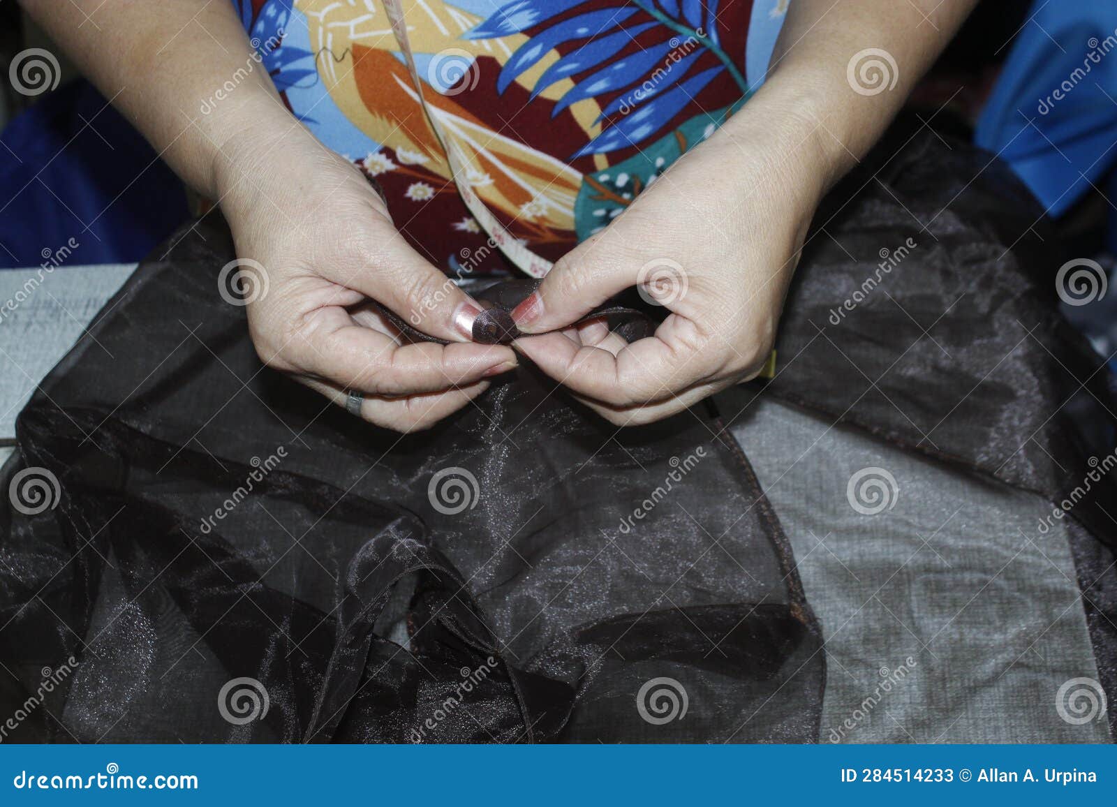 Hold Tight Needle with Thread on Siphon Cloth Pushing Up Slowly To ...