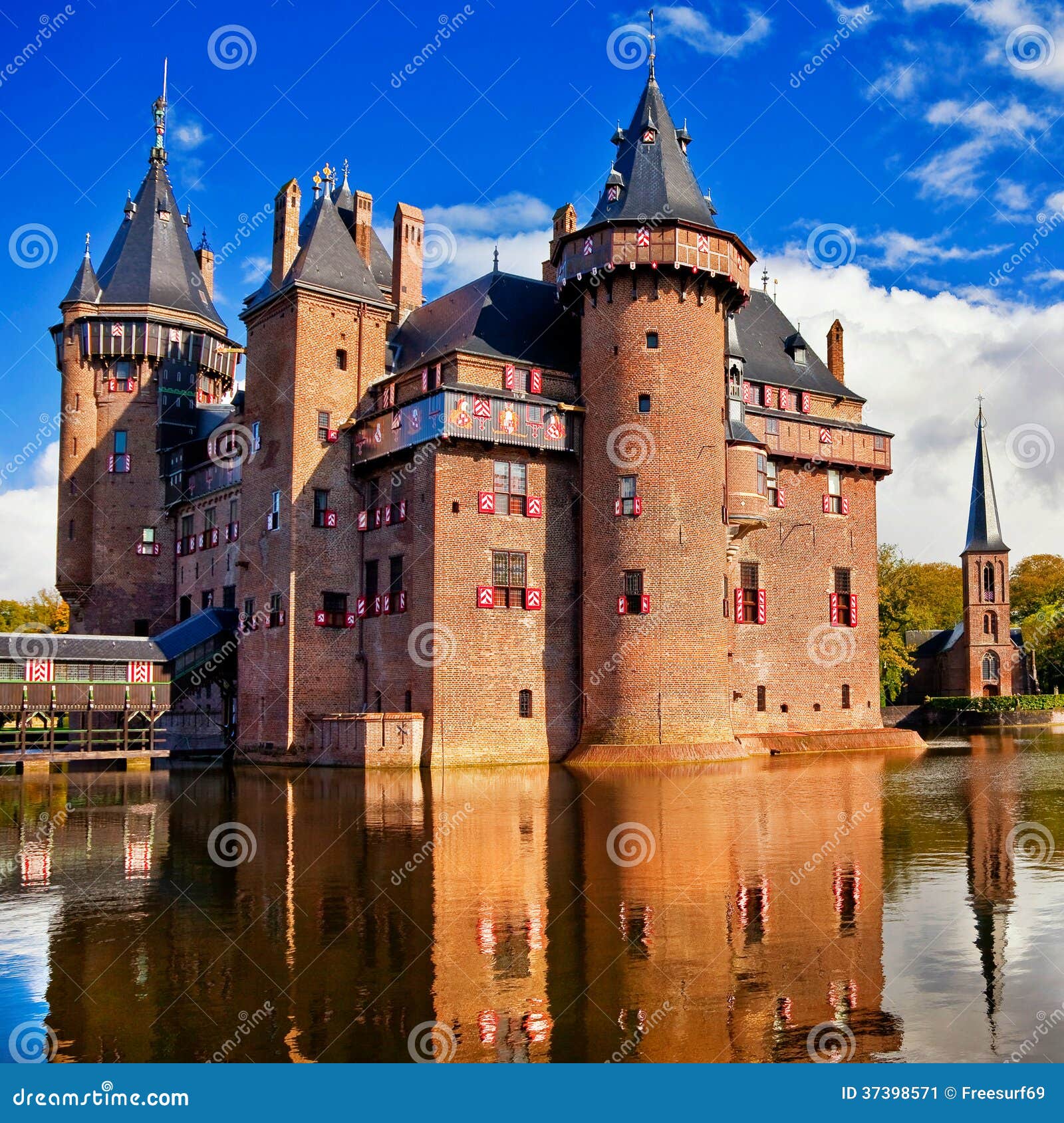 Castle De Haar Utrecht, View Of De Haar Castle In Dutch Kasteel De Haar ...