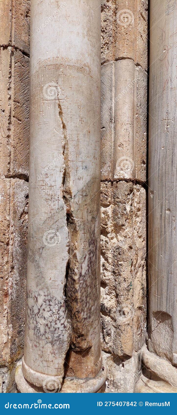 Holy Light în Jerusalem Split the Pillar at Enterance în 1579 ...