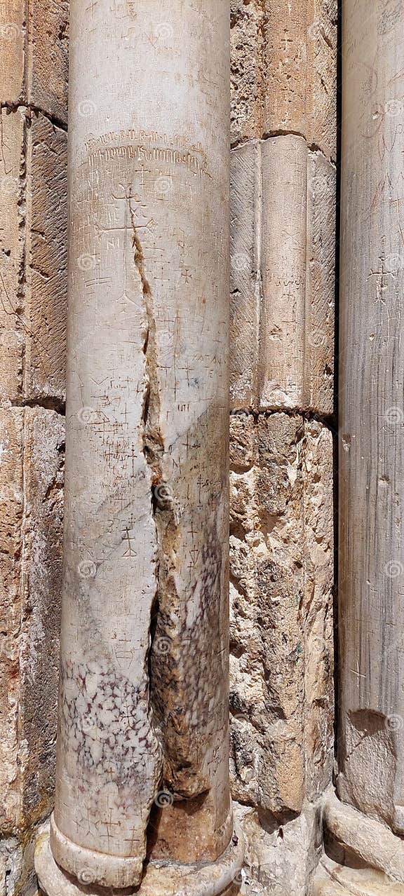 Holy Light în Jerusalem Split the Pillar at Enterance în 1579 ...