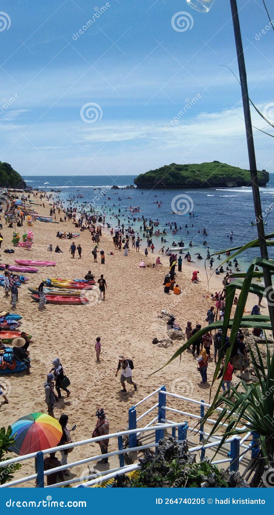 Holydays at sadranan beach editorial image. Image of lilac - 264740205