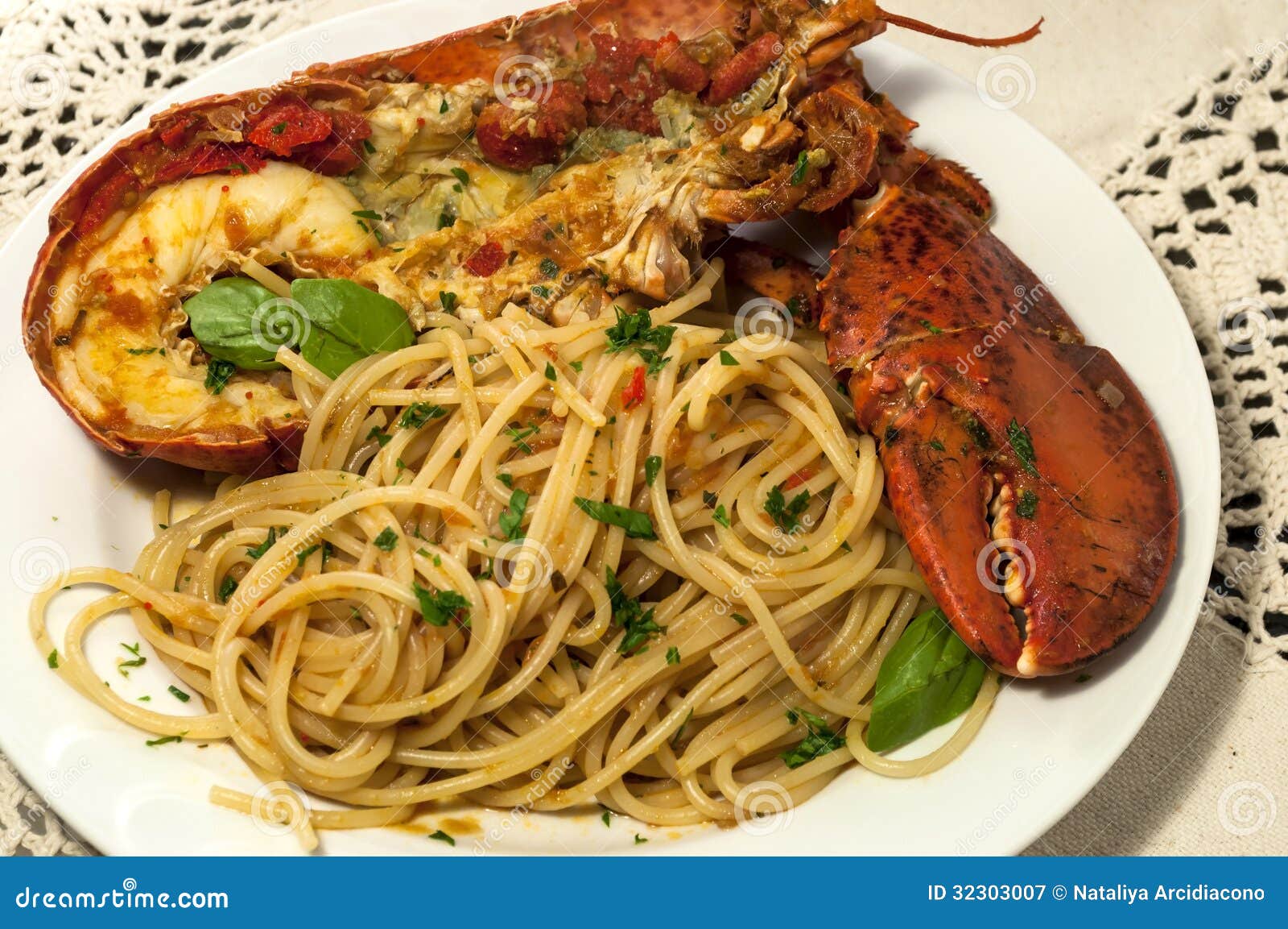 Homard Avec Des Spaghetti Du Plat Blanc. Image stock - Image du gourmet ...