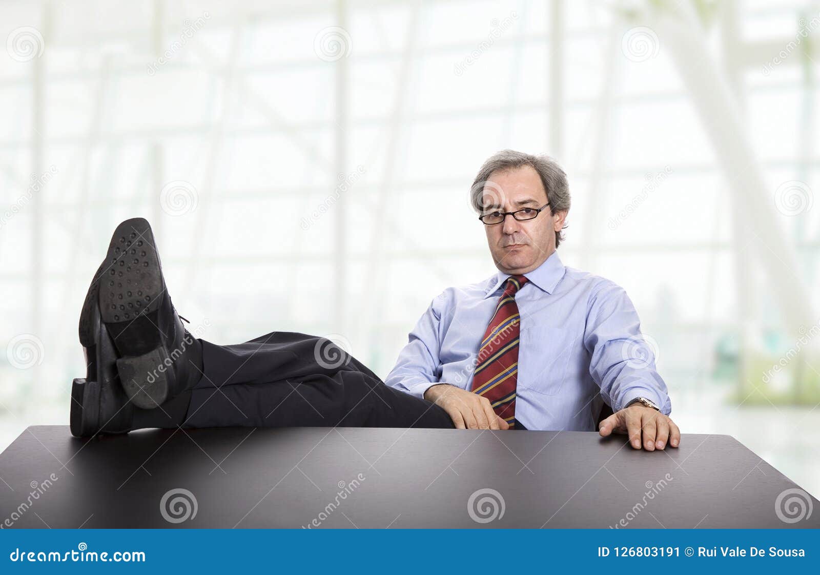 Hombre aburrido imagen de archivo. Imagen de formal - 126803191