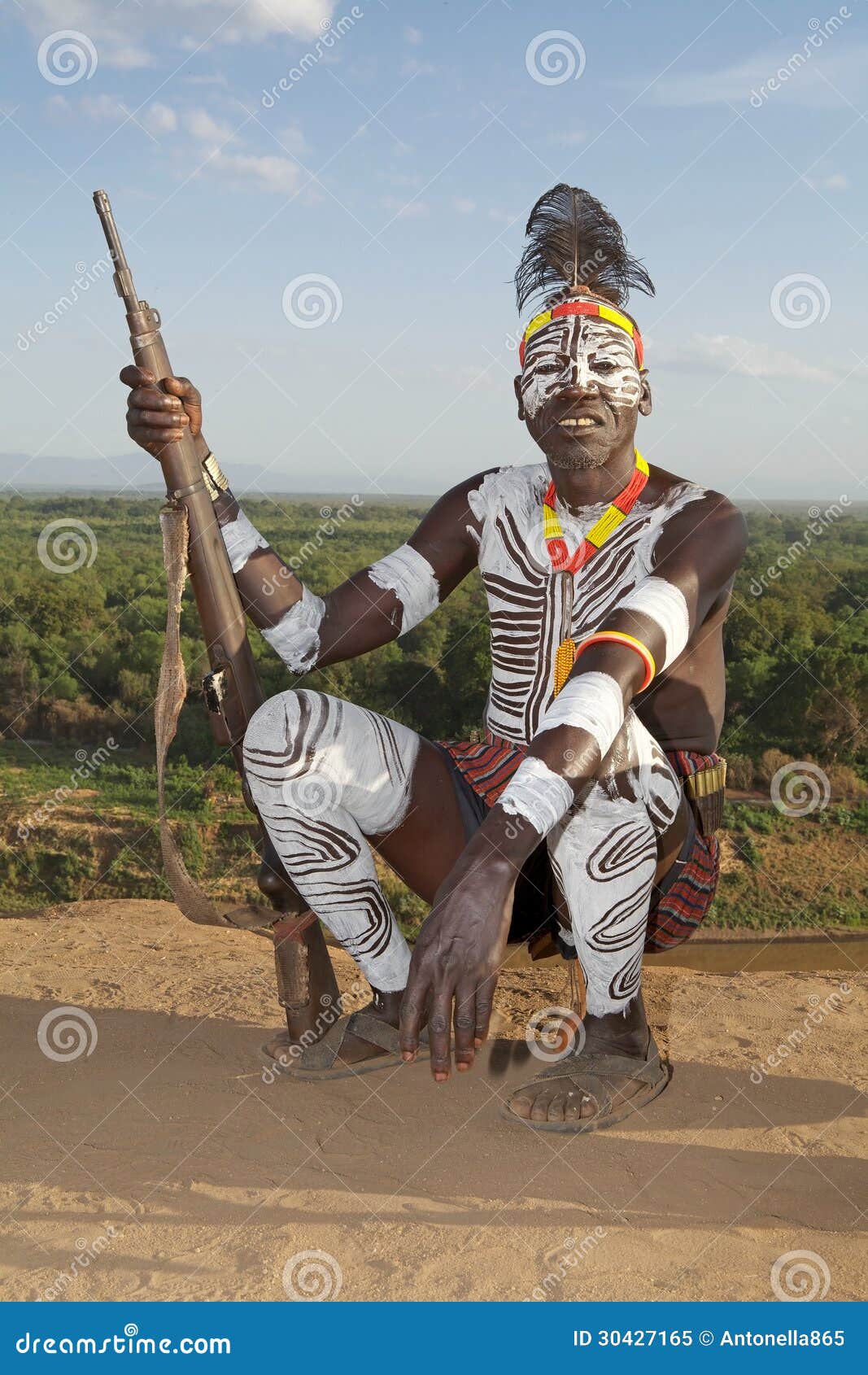 Hombre africano imagen editorial. Imagen de hombre, rifle - 30427165