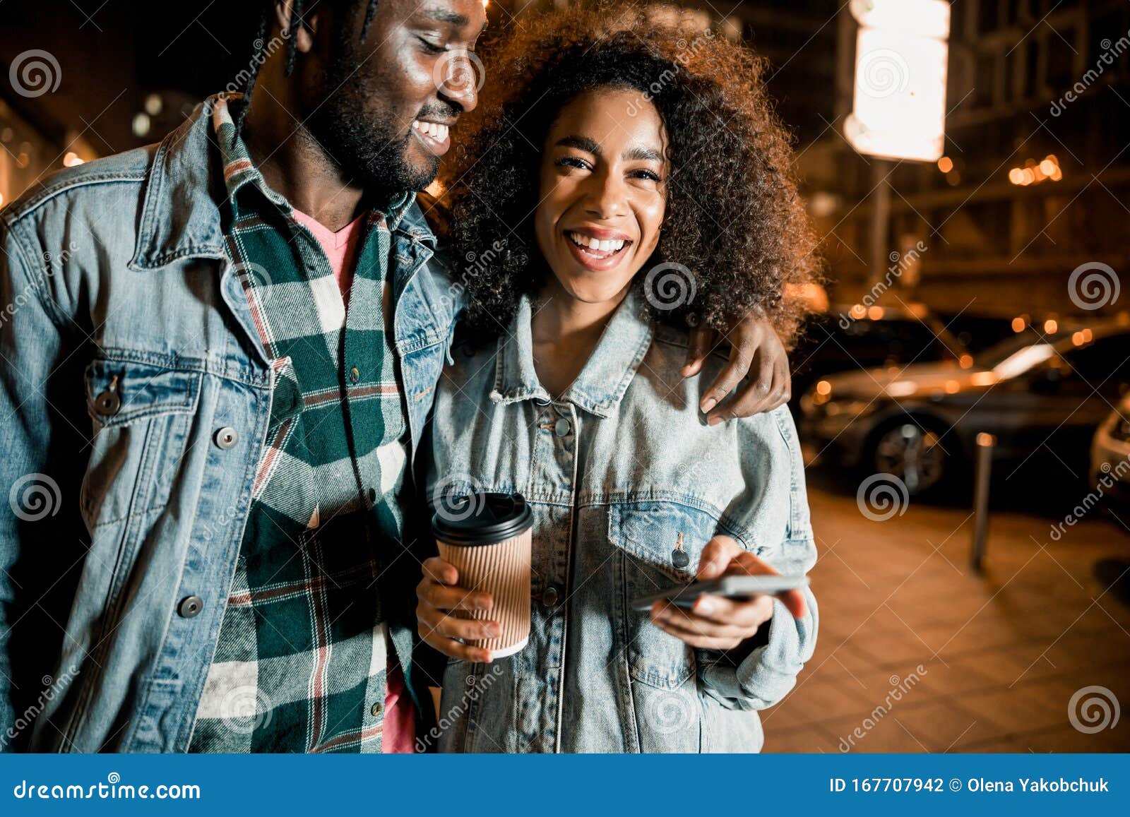 Hombre Afro-americano Sonriente Abrazando a Su Novia Al Aire Libre Foto ... Hombre Afro-americano Sonriente Abrazando a Su Novia Al Aire Libre Foto ...