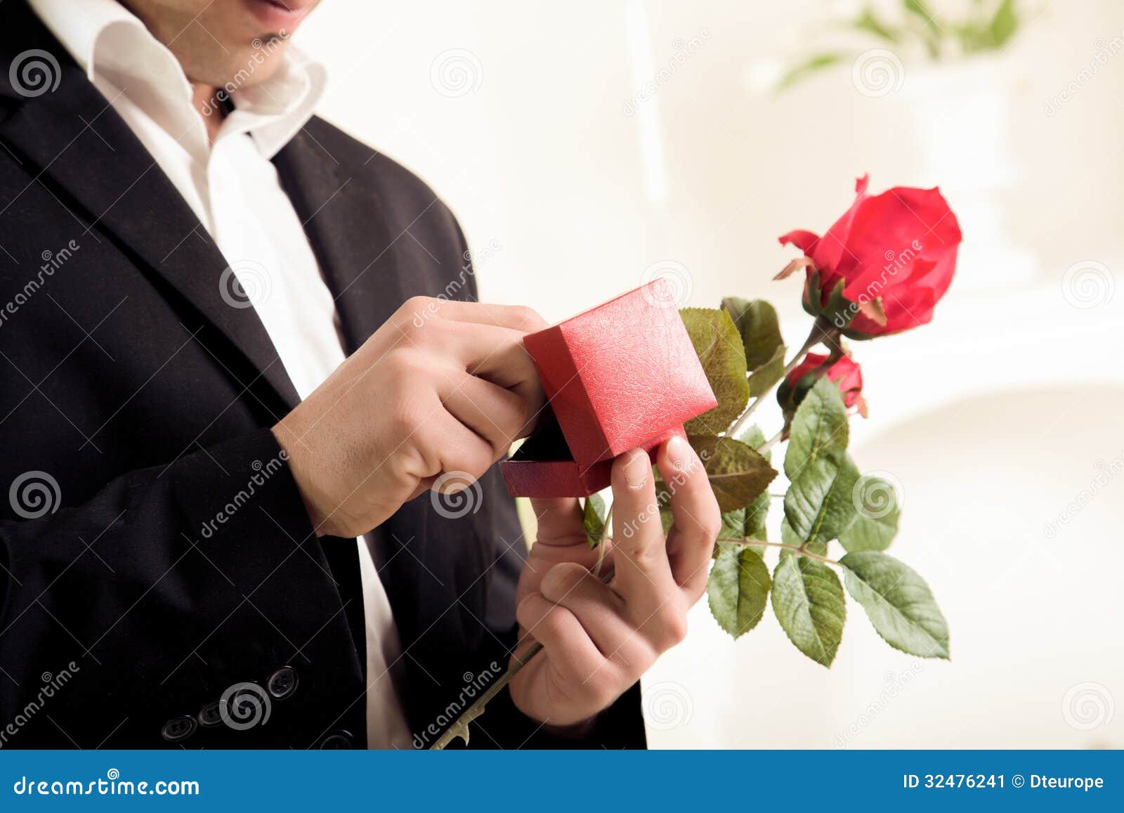 Hombre Alrededor a Proponer Imagen de archivo - Imagen de carrying ...